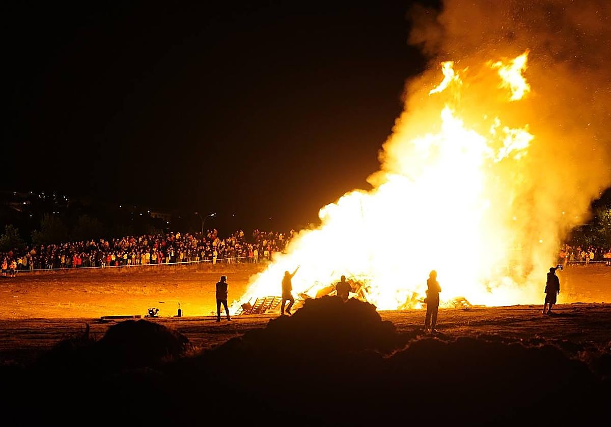 Salamanca se prepara para celebrar la tradicional hoguera de San Juan con medidas de seguridad ...